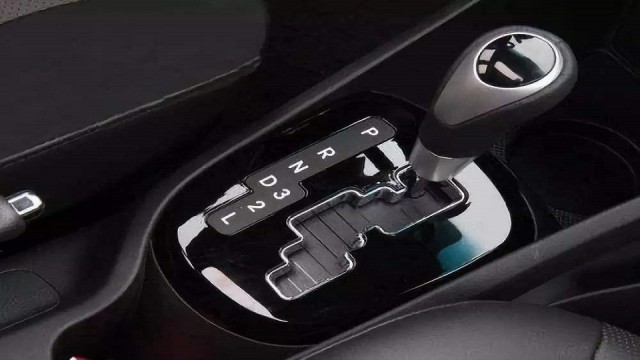 停车由N档挂到P档要踩刹车吗?