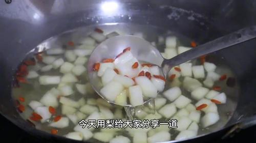 三伏天气炎热,给孩子做一道冰糖梨水,清凉解暑又好喝!