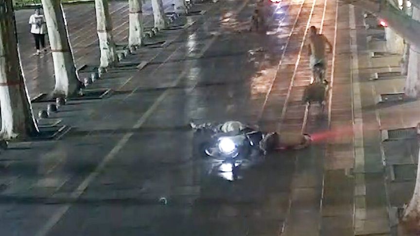 男子骑电动车撞伤逆行老太逃逸,没想到5分钟后竟再生事故
