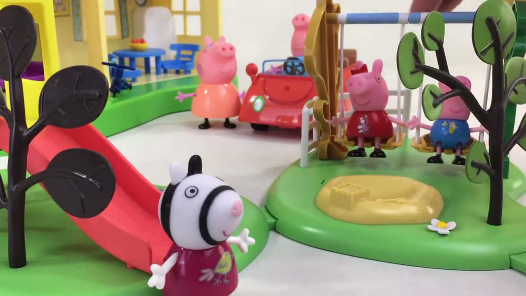 小猪佩奇游乐园滑滑梯荡秋千玩具模型弟弟乔治组装玩具