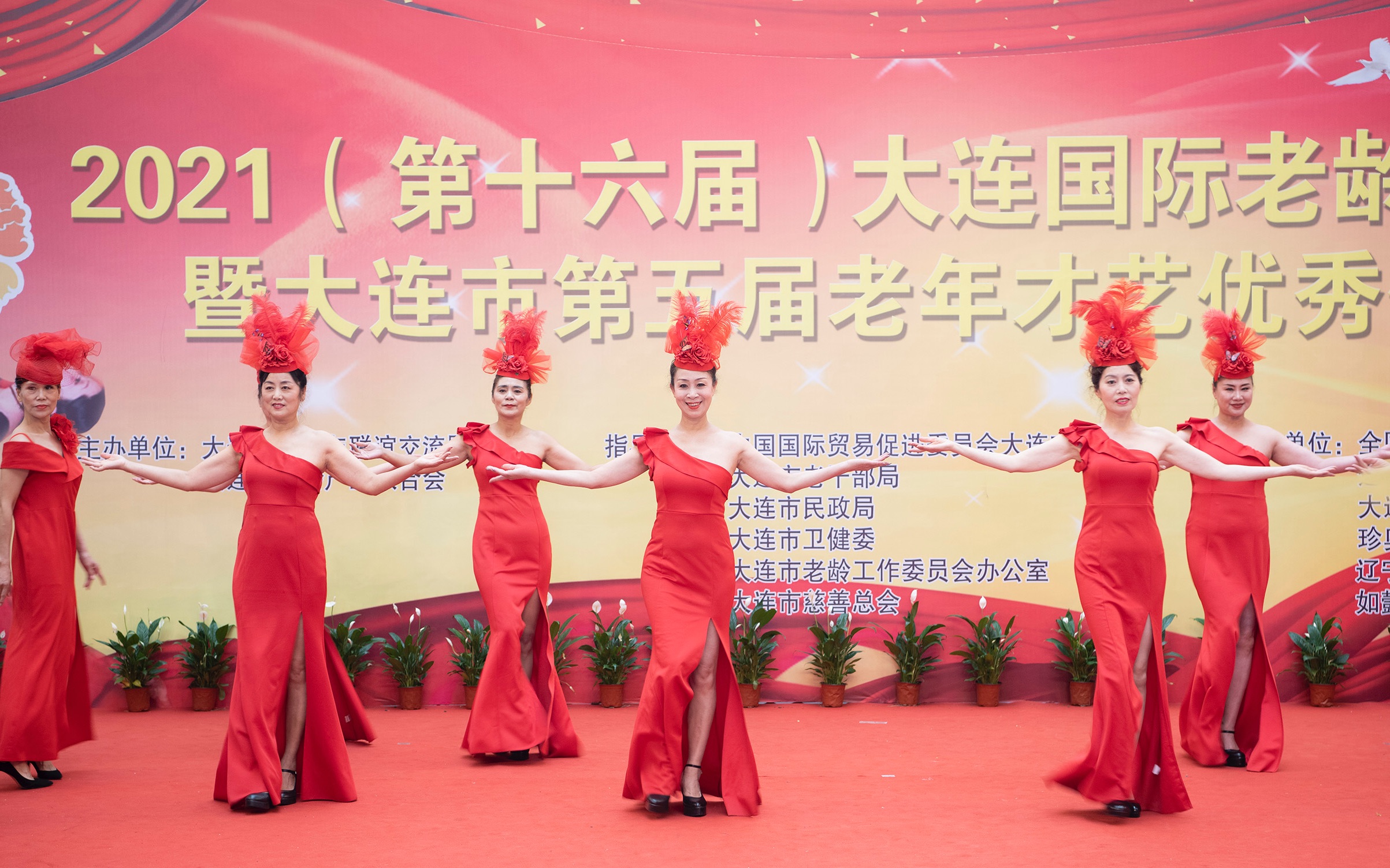 《红晚礼》 表演:大连传奇模特队