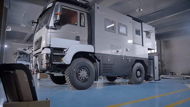 国产重汽越野房车,豪沃四驱,汕德卡二驱,工厂内的一角