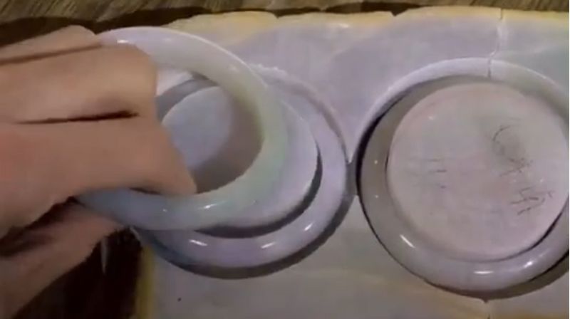 还记得这块原石吗?切出这么多翡翠手镯!