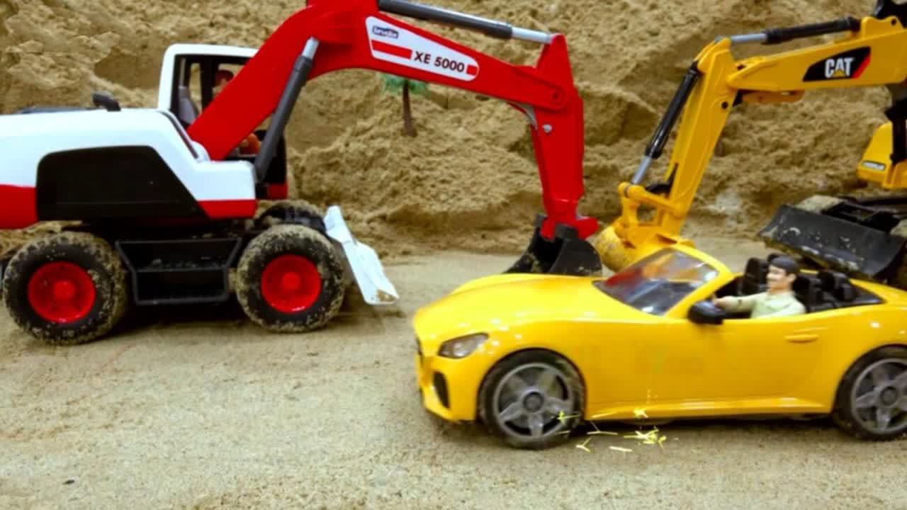 两辆挖掘机帮小汽车修路