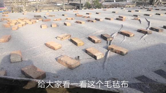 农村建房子流行的现浇顶,夏天热冬天冷用毛毡布盖上,老张后悔了