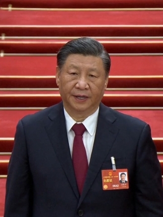 十四届全国人大一次会议闭幕会上,全体起立,高唱国歌!