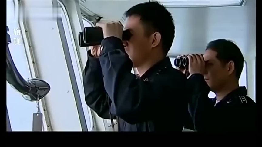 海上发现不明黑色物,士兵以为是浮标,舰长发现不对,开炮轰炸