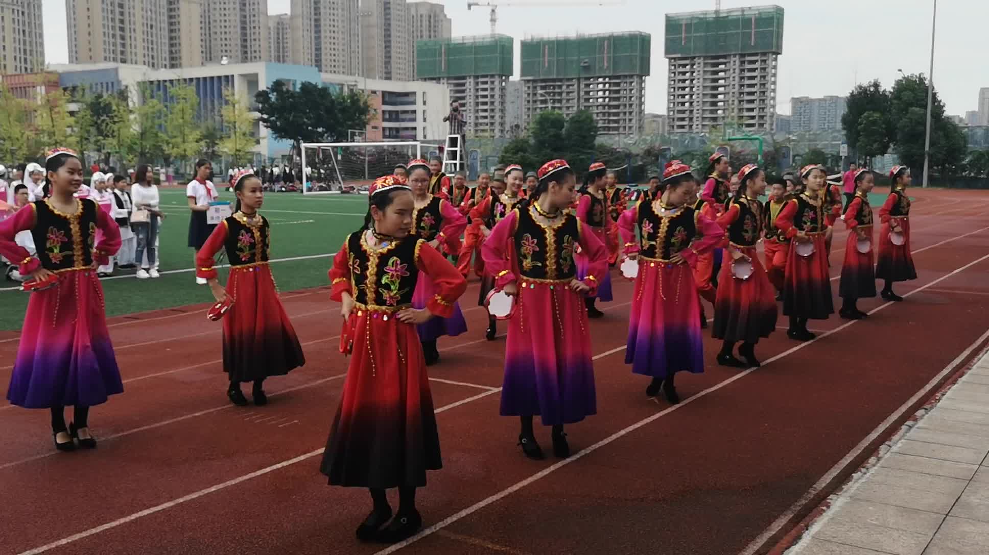 我们班运动会入场式表演,大家看看还可以吧?