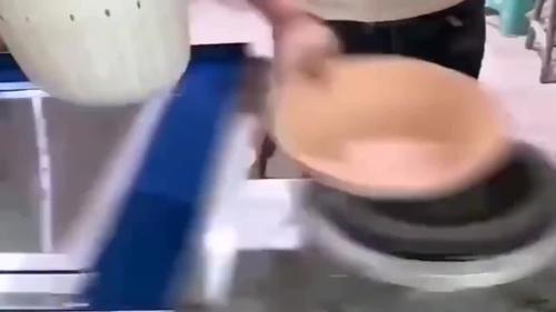 师傅高科技印刷术,一秒一个效率就是高,真是工人的福音