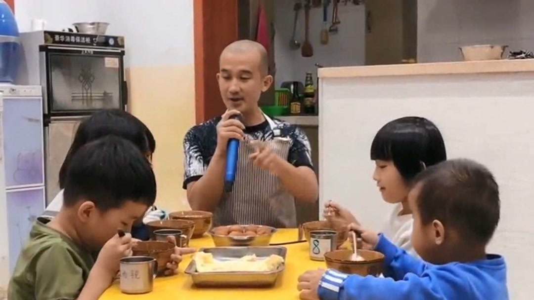 父亲给孩子们演唱《孝敬爹和妈》传承孝道,弘扬中华传统美德