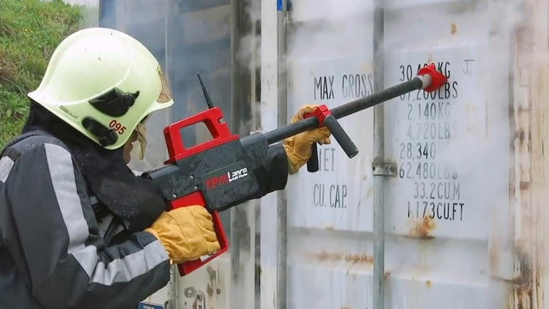 美军的消防水枪有多厉害?超高压直接打穿墙壁,隔墙救火