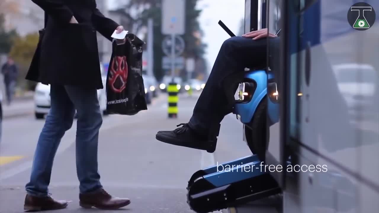 残疾人福利电动轮椅能爬坡上楼梯!