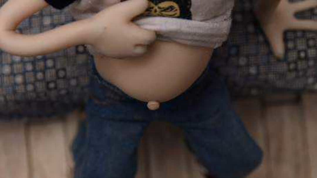 动漫:小伙偷吃室友的黄瓜,结果竟怀孕了,肚子也慢慢变大!