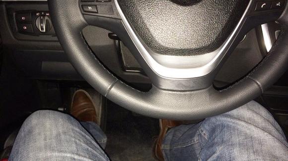 自动挡的车能不能左脚踩刹车右脚踩油门?老司机试了一下,奔溃