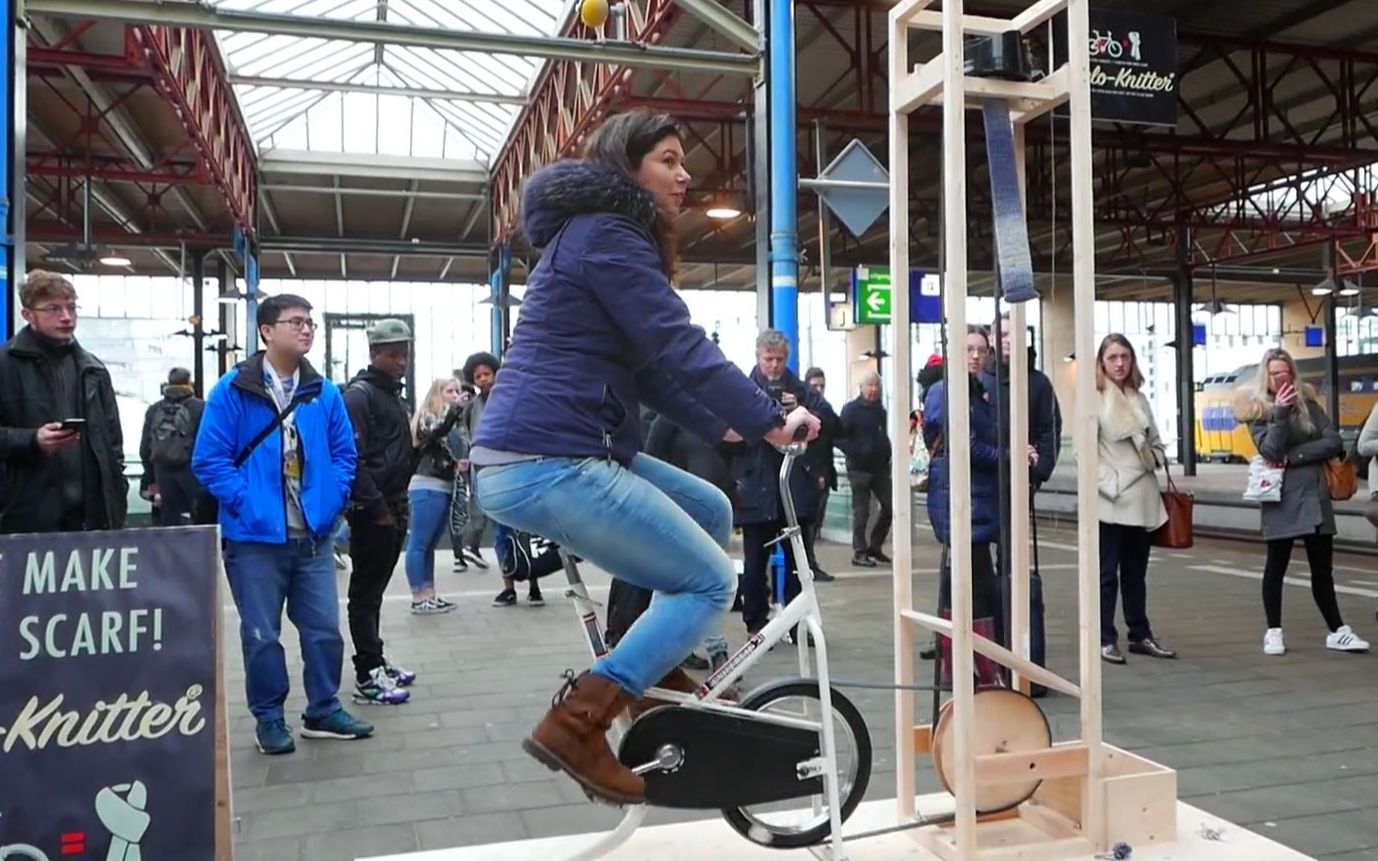 大学生发明冬季等车神器,踩单车就能织围巾,且围巾免费哦
