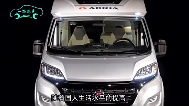 这台房车C照能开,两张双人床,独立卫生间厨房一应俱全