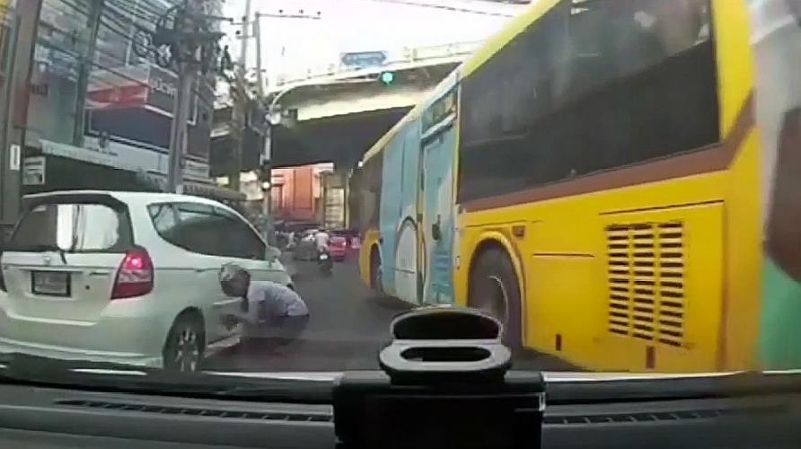 国内车祸行车记录仪实拍:差点都把命丢了,出行一定要注意安全!