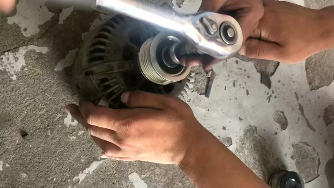 发动机起步抖动 方向盘抖动发电机离合器故障