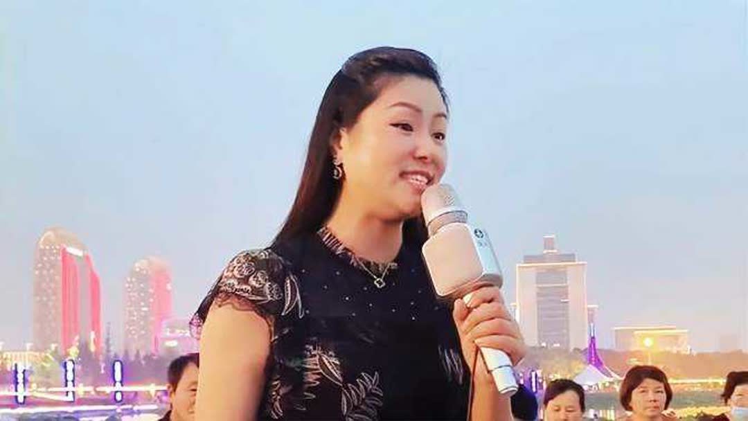 美女歌手罗姣接地气式演出让粉丝大饱眼福,给专业歌手做了表率