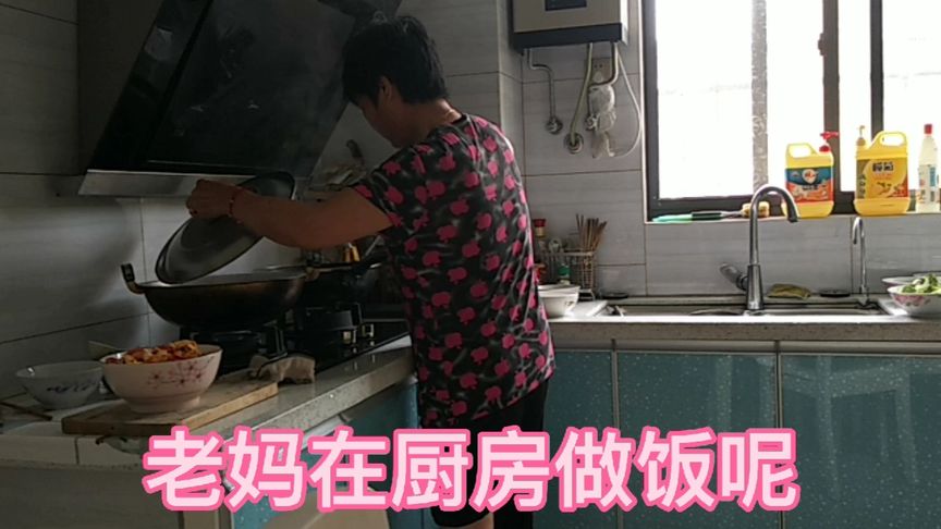中午了,老妈在厨房里做饭(1)