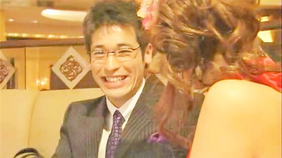 小伙误闯豪宅,发现男主人和自己长得一模一样,于是他有了个想法