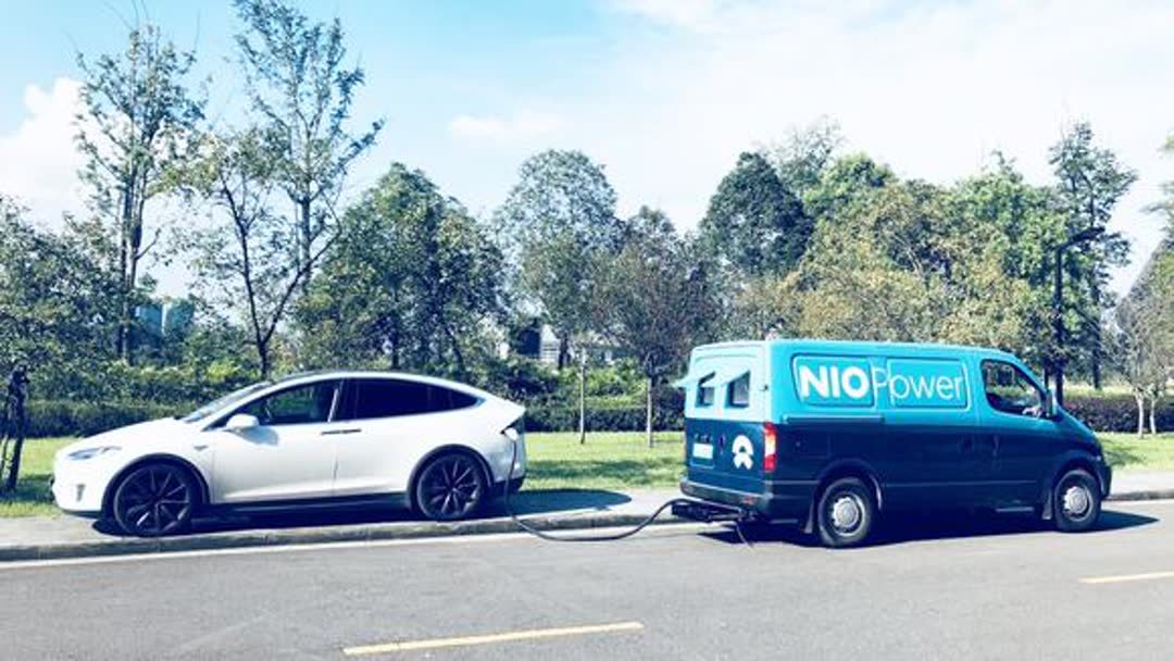 给电动汽车用的充电宝你见过么?蔚来一键加电特斯拉Model S