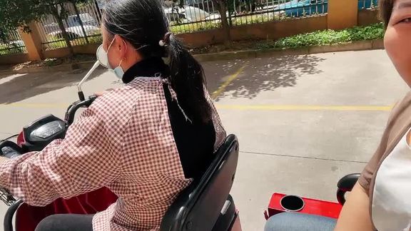 陪婆婆学开敞篷跑车,一个敢开、一个敢坐#生活vlog