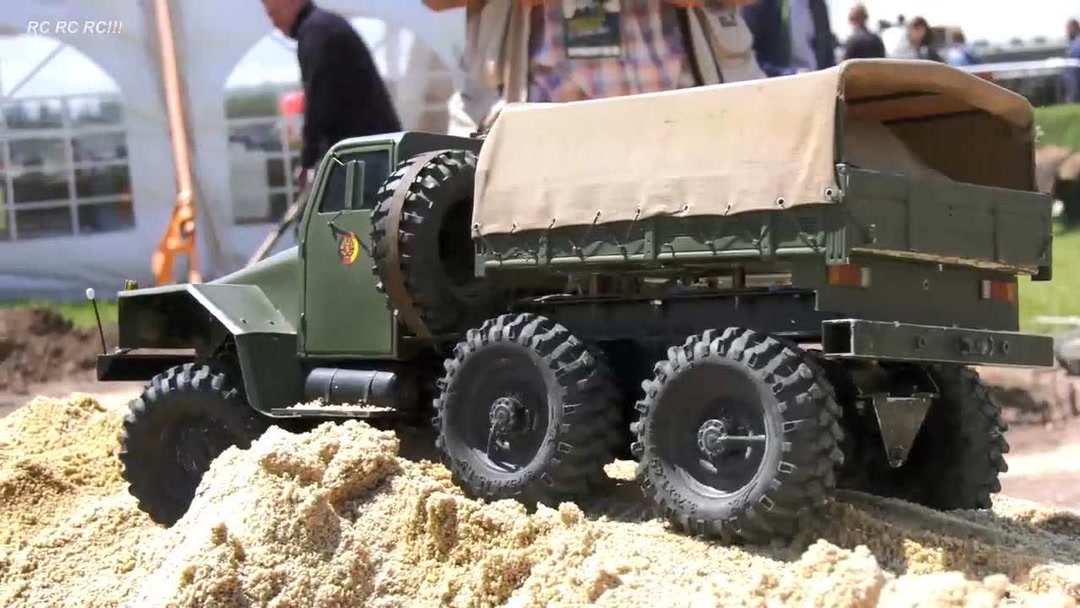 模型展 遥控模型 军用卡车挑战沙丘 越野能力真好