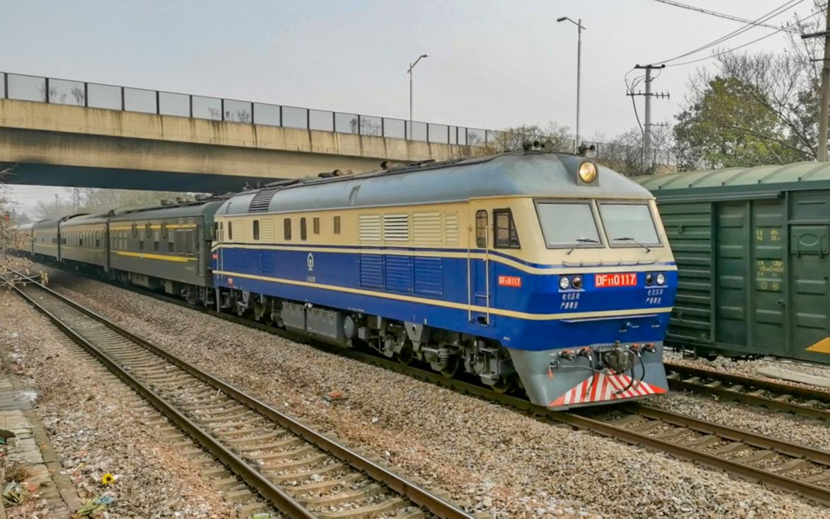 上局合段DF11内燃机车0117号机牵引昆山——重庆西T236次列车通过...
