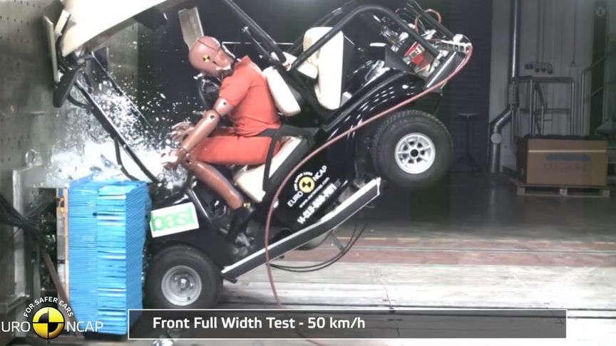 看完这个你还想买老年代步车吗!碰撞测试以后好无安全性可言