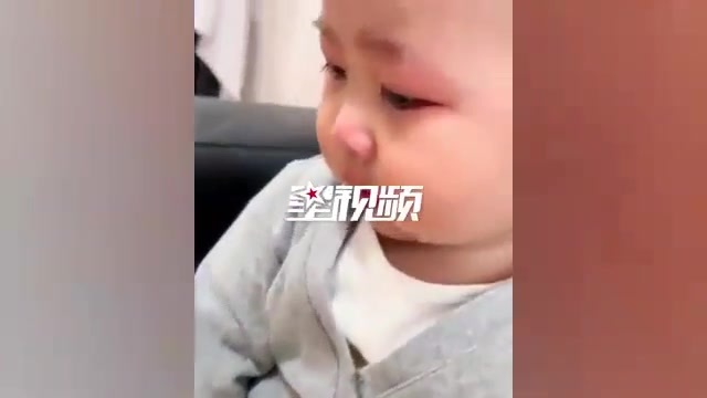 宝宝看动画片主人公摔倒后,同情大哭涕泪横流:摔一次哭一次