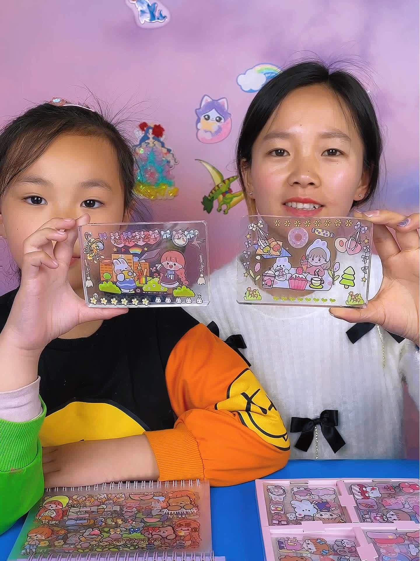 这么多好看的贴纸,来做超大的咕卡了 孩子的快乐很简单