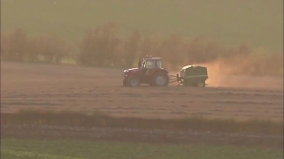 MF农用机拖着约翰迪尔打包机,跑遍整块田