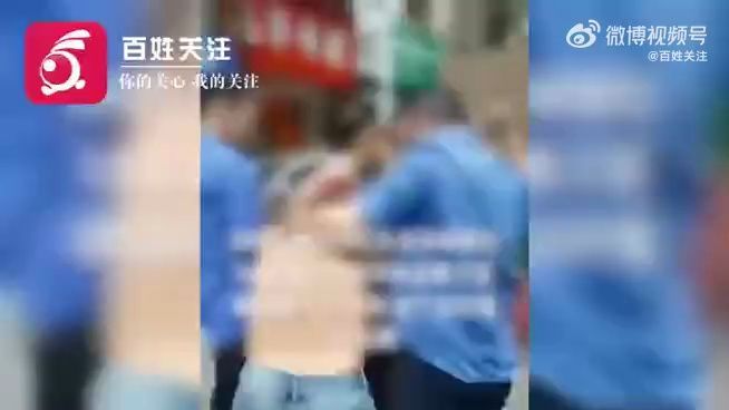 南宁通报城管殴打摊贩事件:因违章占道经营起冲突,两名城管暂时停职
