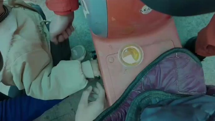 果然视频|四岁女童手卡电动车大哭,消防员边播动画片边施救