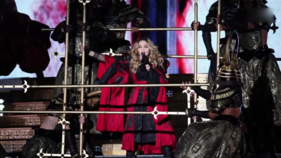 麦当娜台北唐装开唱 拿大红扇跳钢管舞