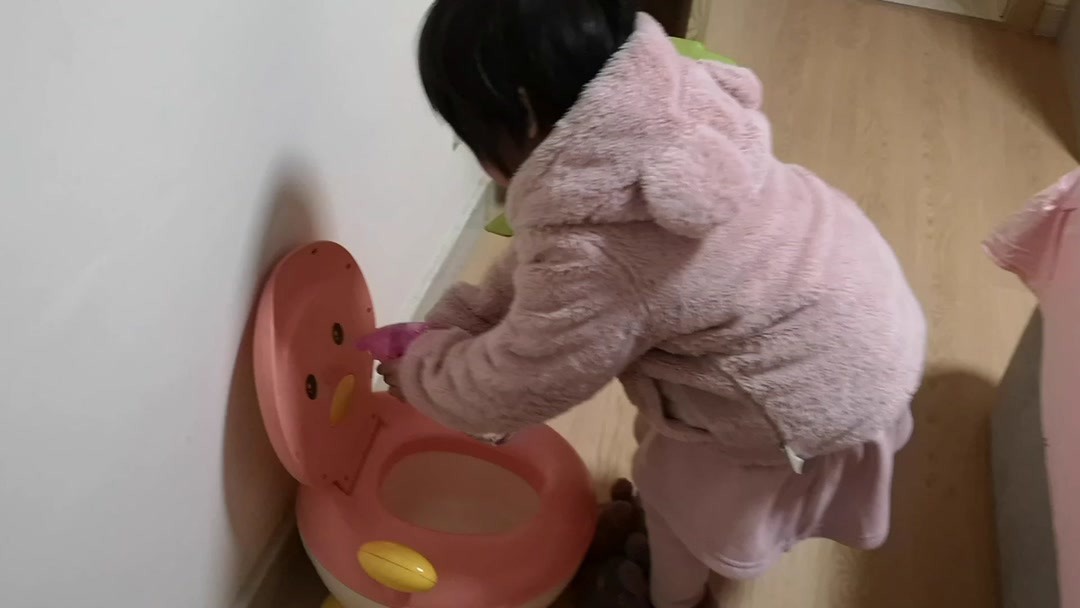 宝贝预防新冠病毒-消毒擦马桶(小鱼儿)