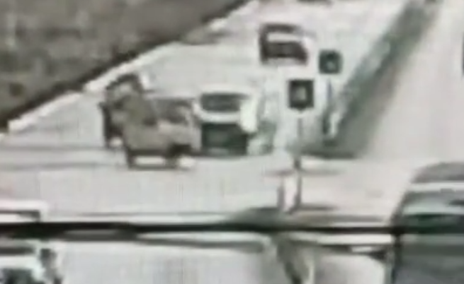 电动三轮车未让直行的车辆先行引发两车相撞交通事故