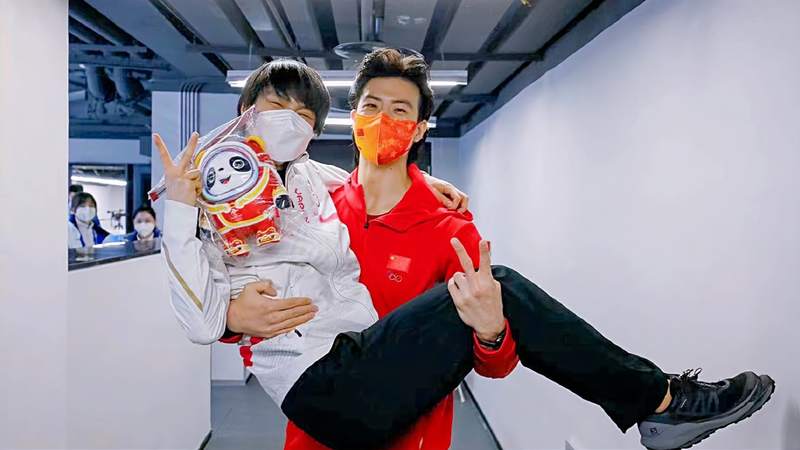 柳鑫宇公主抱羽生结弦6.0版本来啦!羽生结弦抱冰墩墩比耶