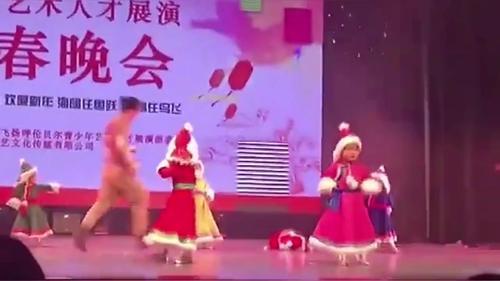 小朋友一个人撑起了一场舞台效果,真是个人才