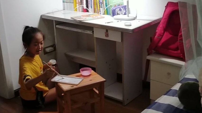 小左左运用自己绘画的基础,把旧书桌翻新处理