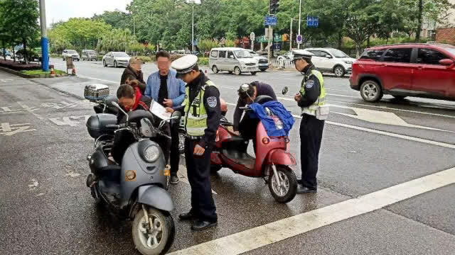电动车违章被罚2千,车主直接弃车,交警:不要车罚款也要交