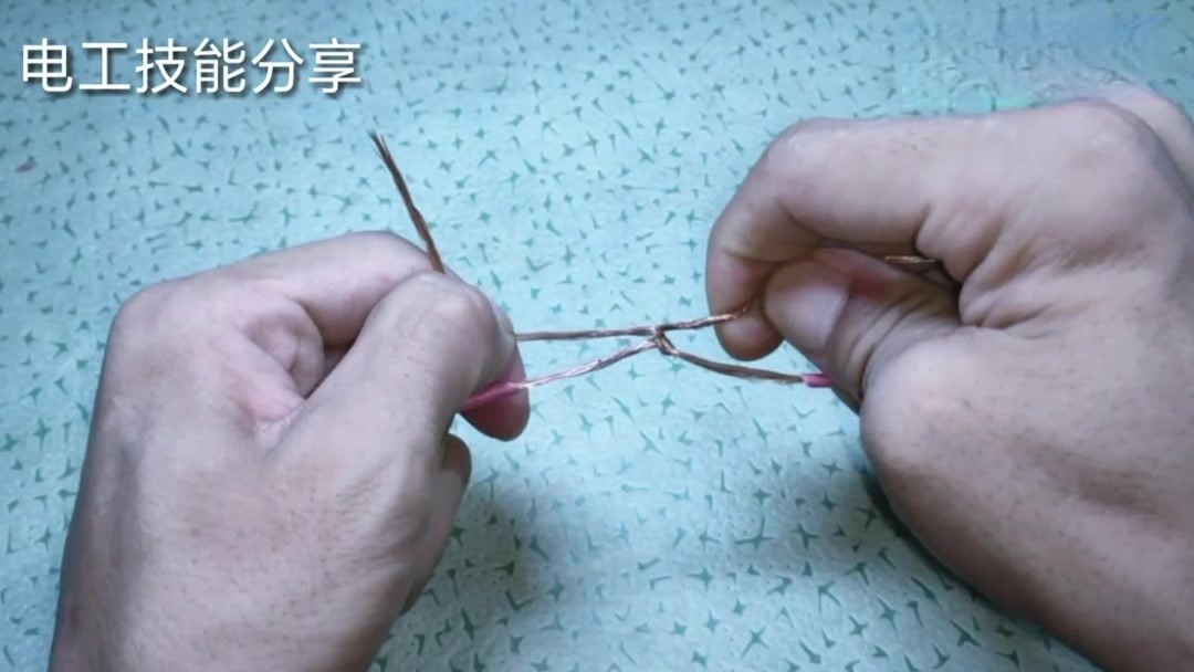 2根软线的正确接法,千万不要直接缠,有经验的老电工都这样接线