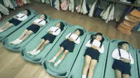 幼儿园校车发生车祸, 孩子们拼死救老师, 可自己却永远醒不过来了!