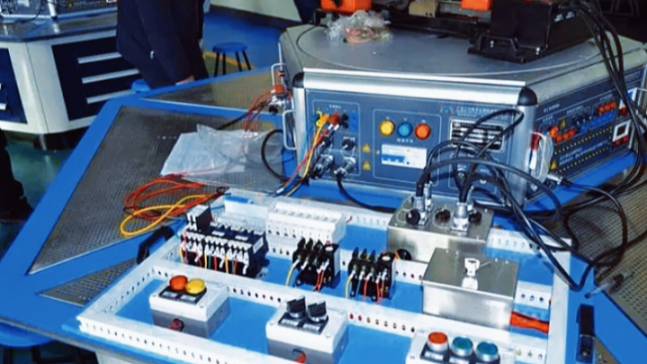 他是电气工程自动化专业,毕业后进入厂子负责设备检查,调试和维修...