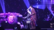林俊杰在周杰伦的演唱会上演唱一首《修炼爱情》两个人合作很默契