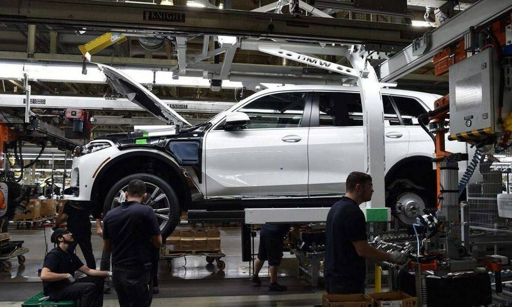 实拍美国修复事故车的过程,比造一辆新车的工作量还要大