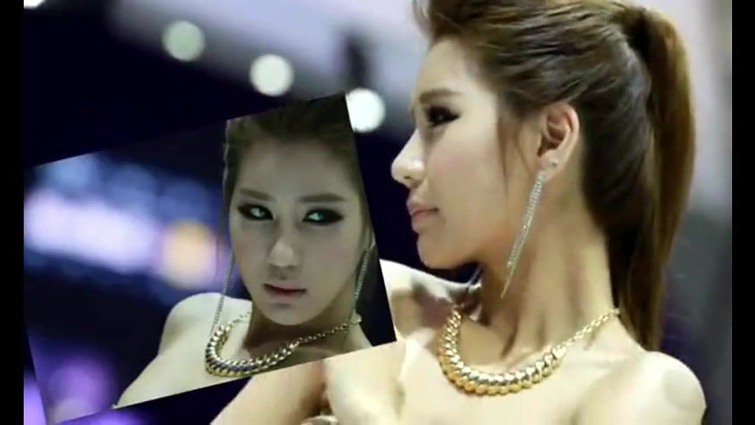 土豪金车模裹胸频示爱