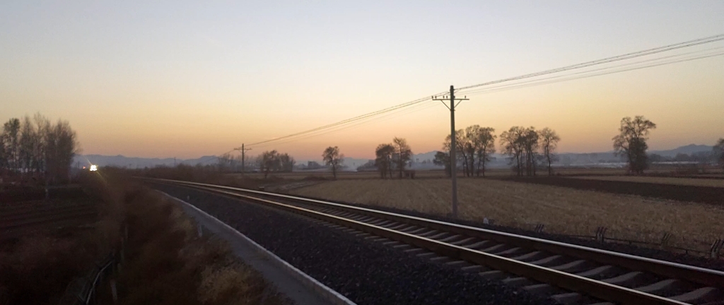 实拍大学生返乡专列57601次通过