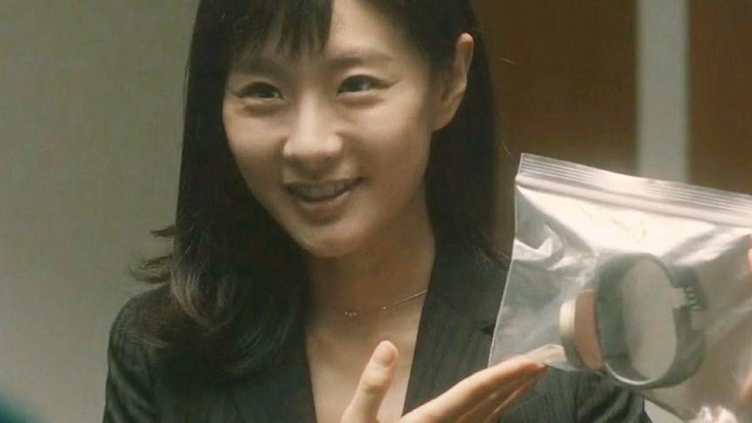 解说:婚恋公司推出一款神奇手表,根据客户要求提供追求计划,套